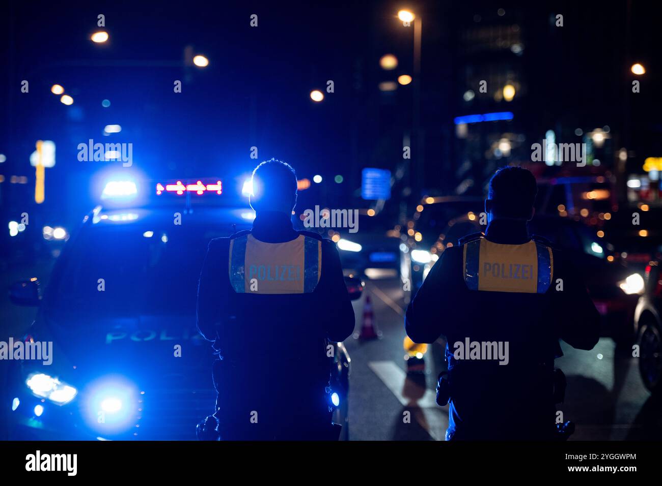 Essen, Germany. 07th Nov, 2024. Police officers stand on the street in ...