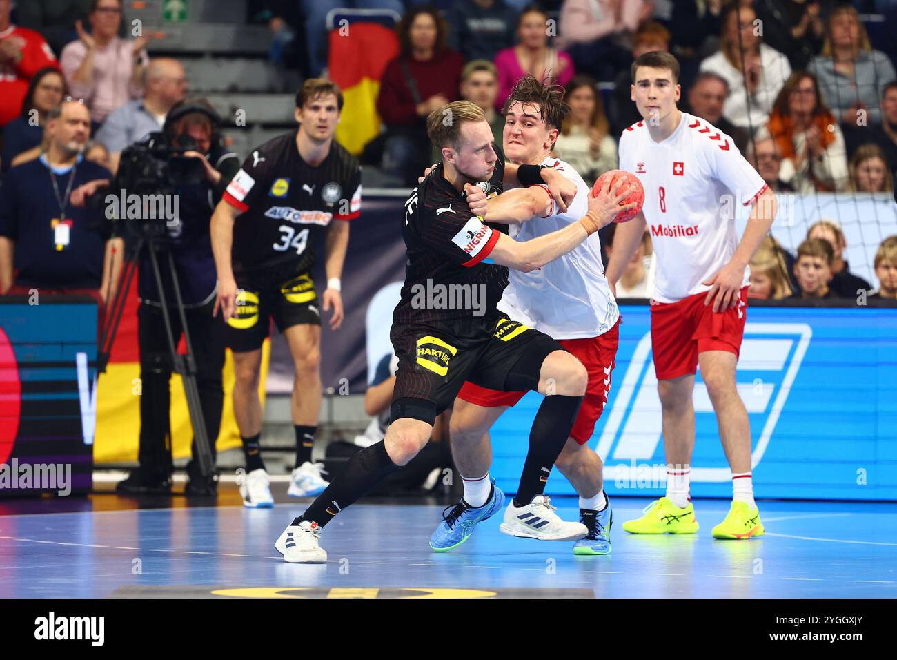 Luca Witzke (Deutschland) im Zweikampf mit Sebastian Heymann ...