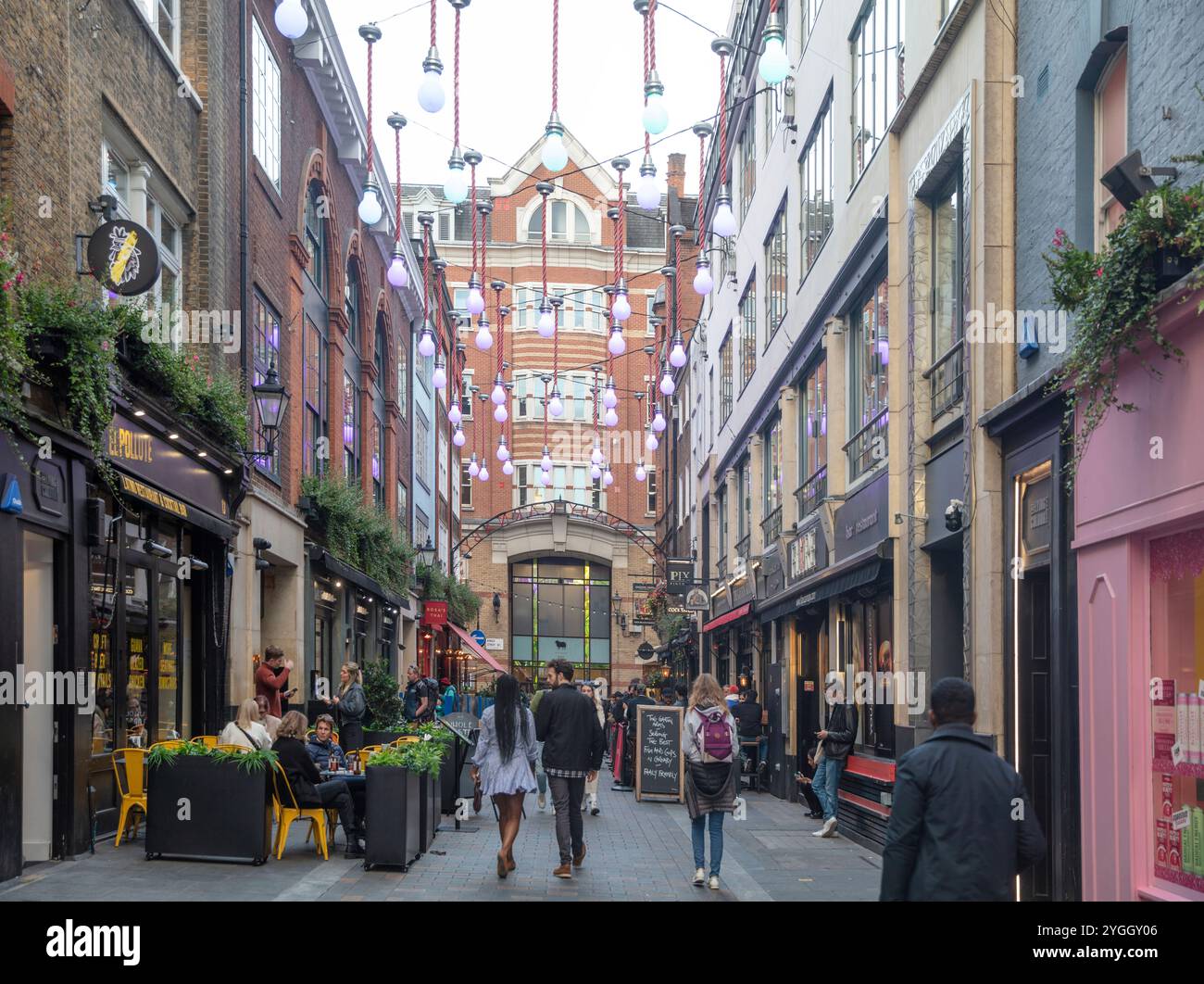 Great Britain, England, London City, Carnaby Street, Shops, Pubs ...