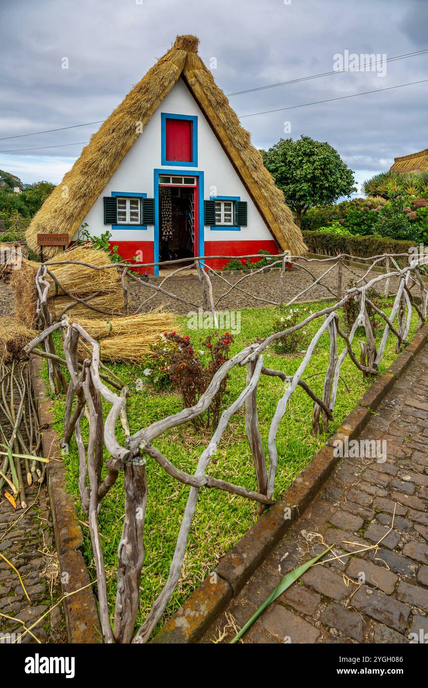 Traditional farmhouse thatched roof hi-res stock photography and images ...