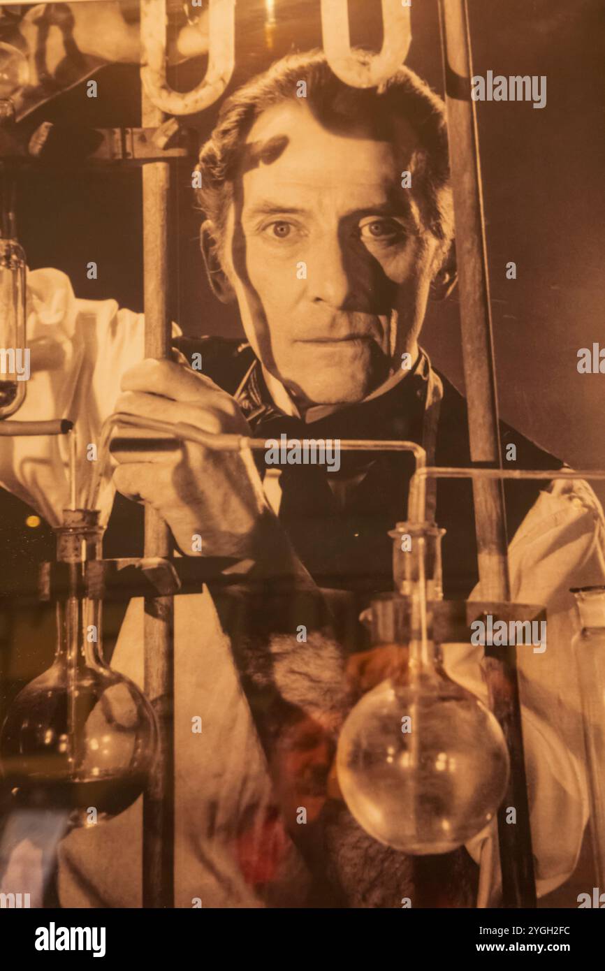 Peter cushing scientist hi-res stock photography and images - Alamy