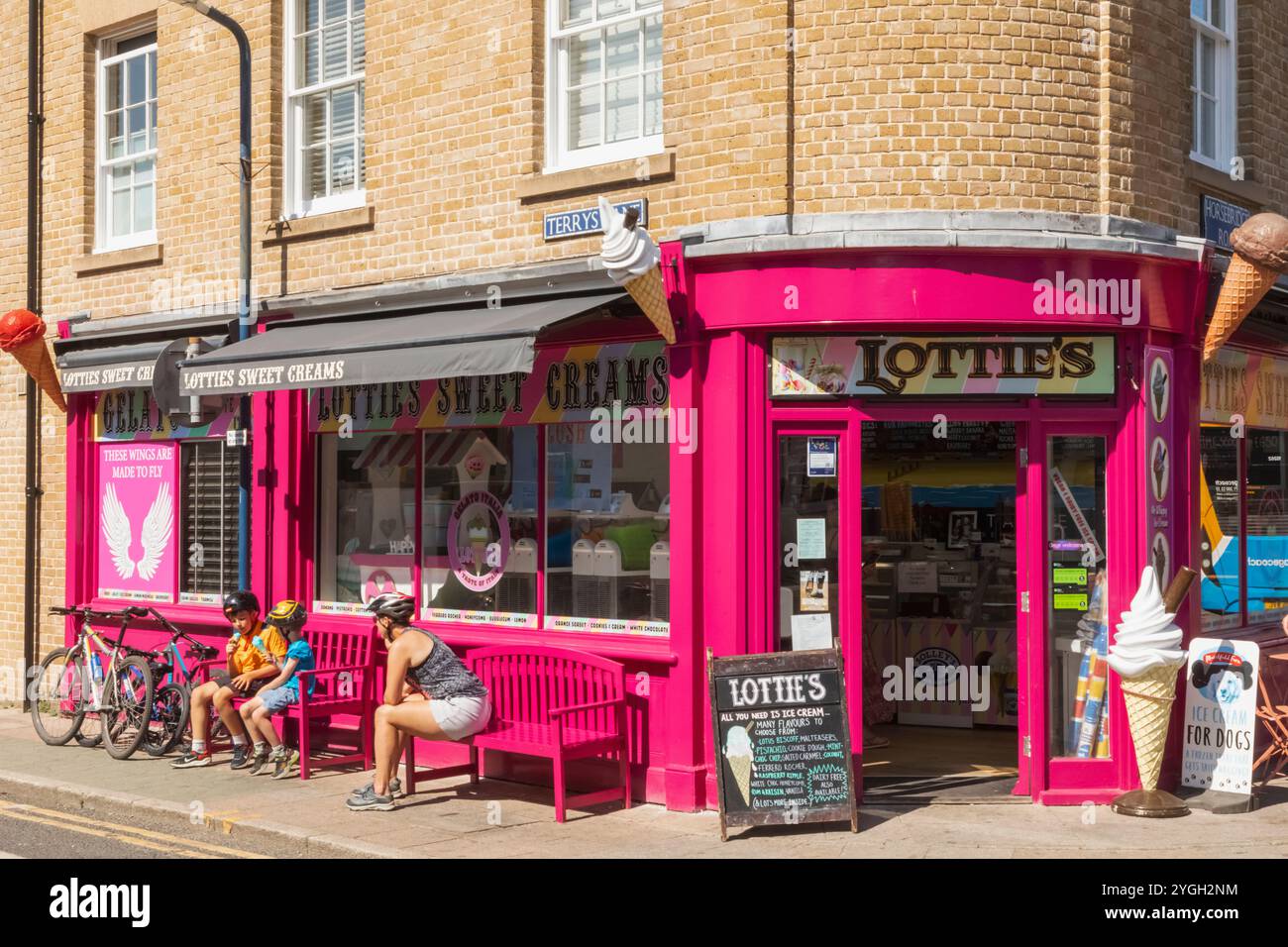 Shops frontage hi-res stock photography and images - Alamy