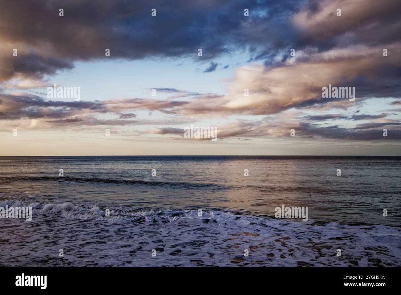 Sunset light over sea hi-res stock photography and images - Alamy