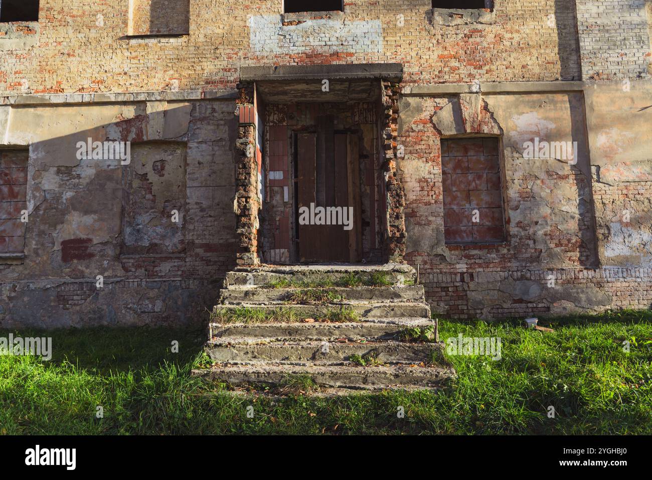 House front with an old entrance without door hi-res stock photography ...