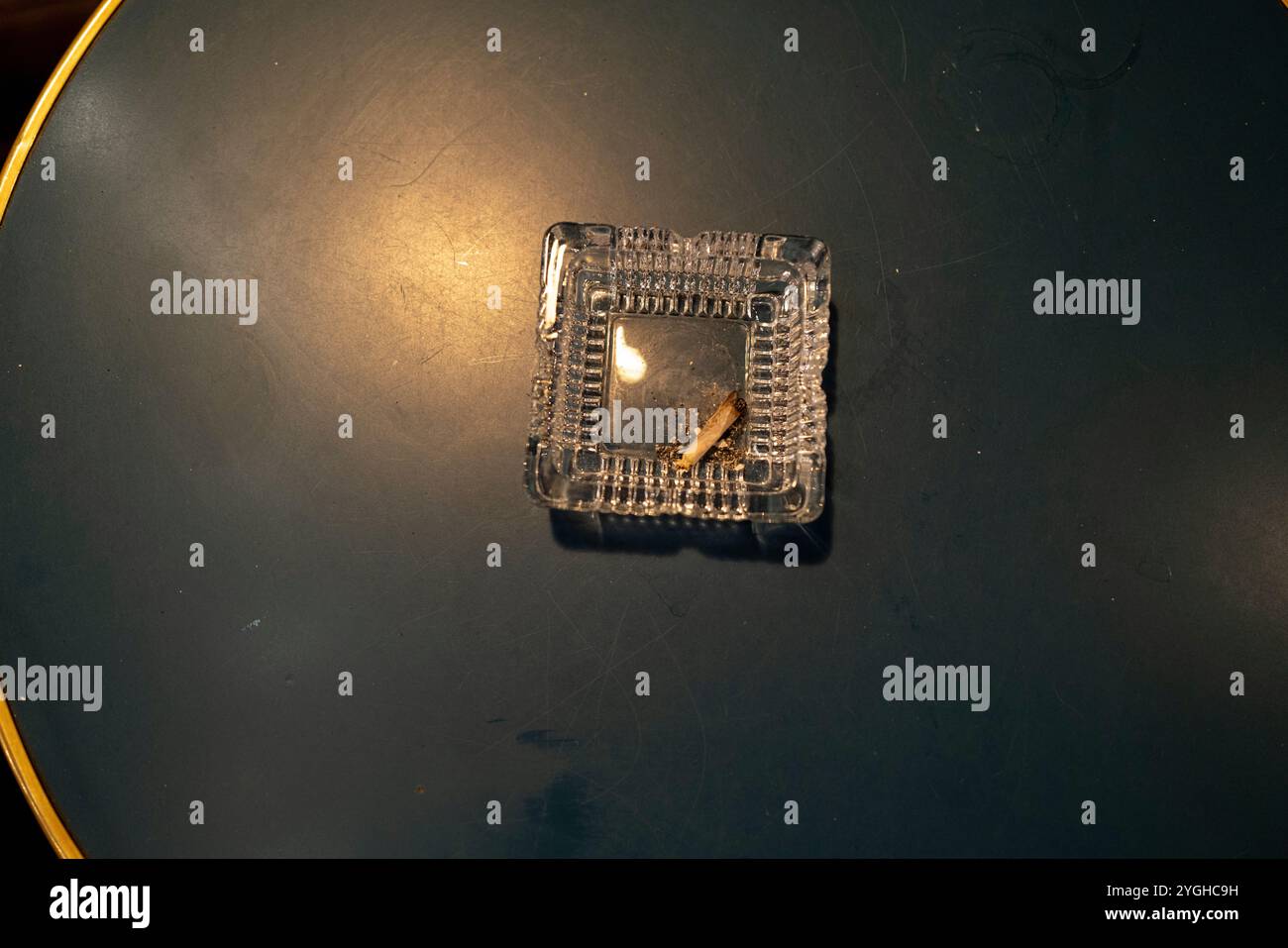 Table, ashtray, cigarette Stock Photo - Alamy