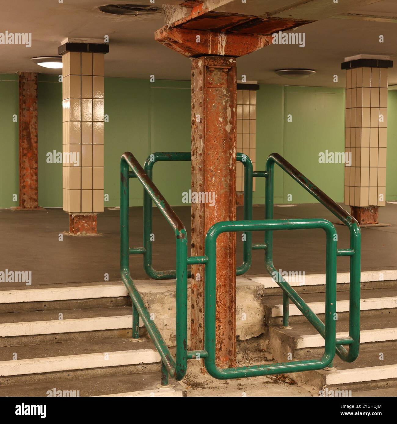 U Bahn. Berlin. Stahlträger. Stahlstütze. Rost. Alt. kaput. Baustelle ...