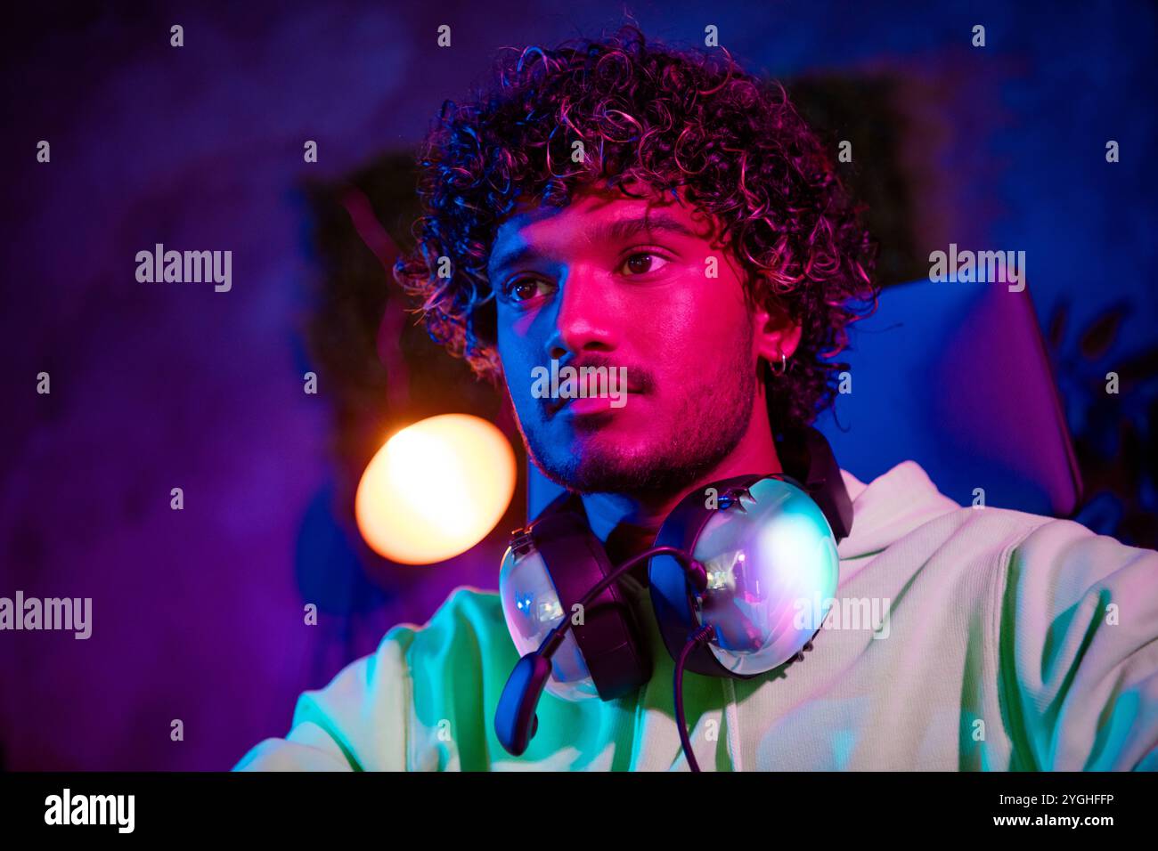 Photo of gamer nice young male calm face look screen play computer ...