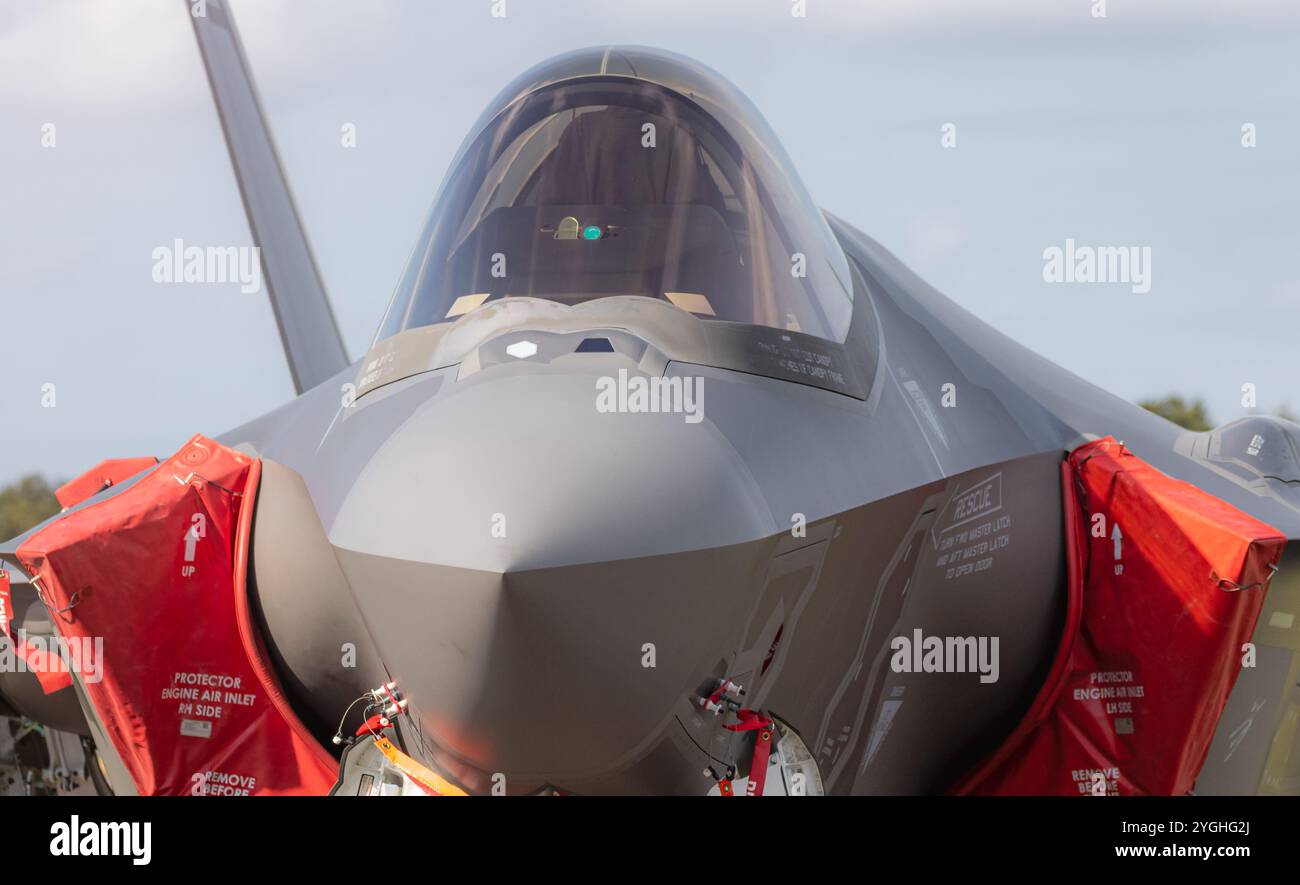 F 35 Cockpit Open