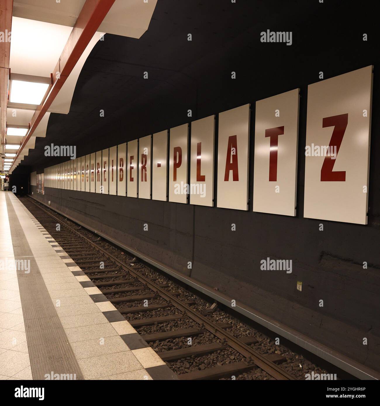 Rote u bahn hi-res stock photography and images - Alamy