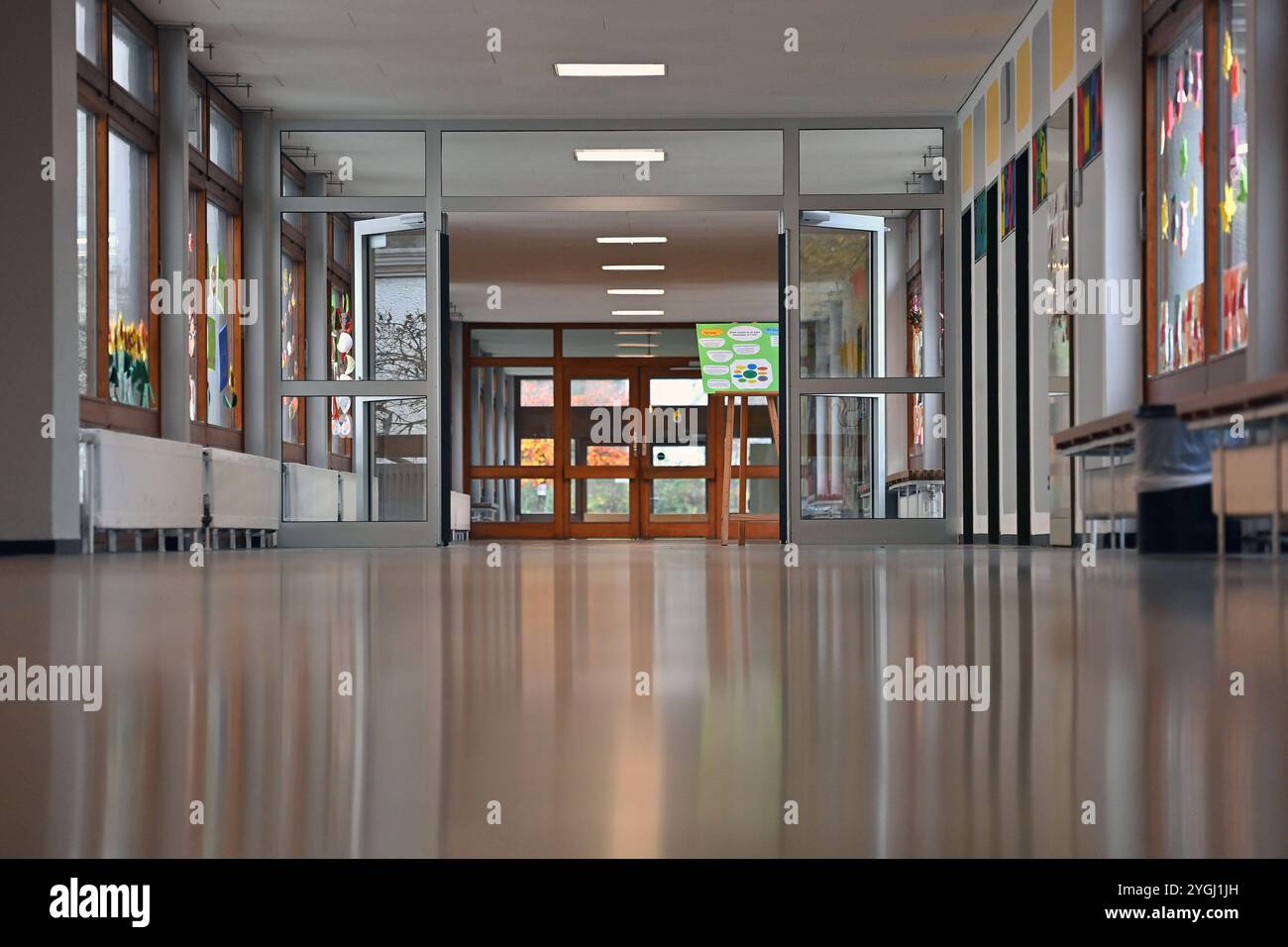 Schulflur hi-res stock photography and images - Alamy