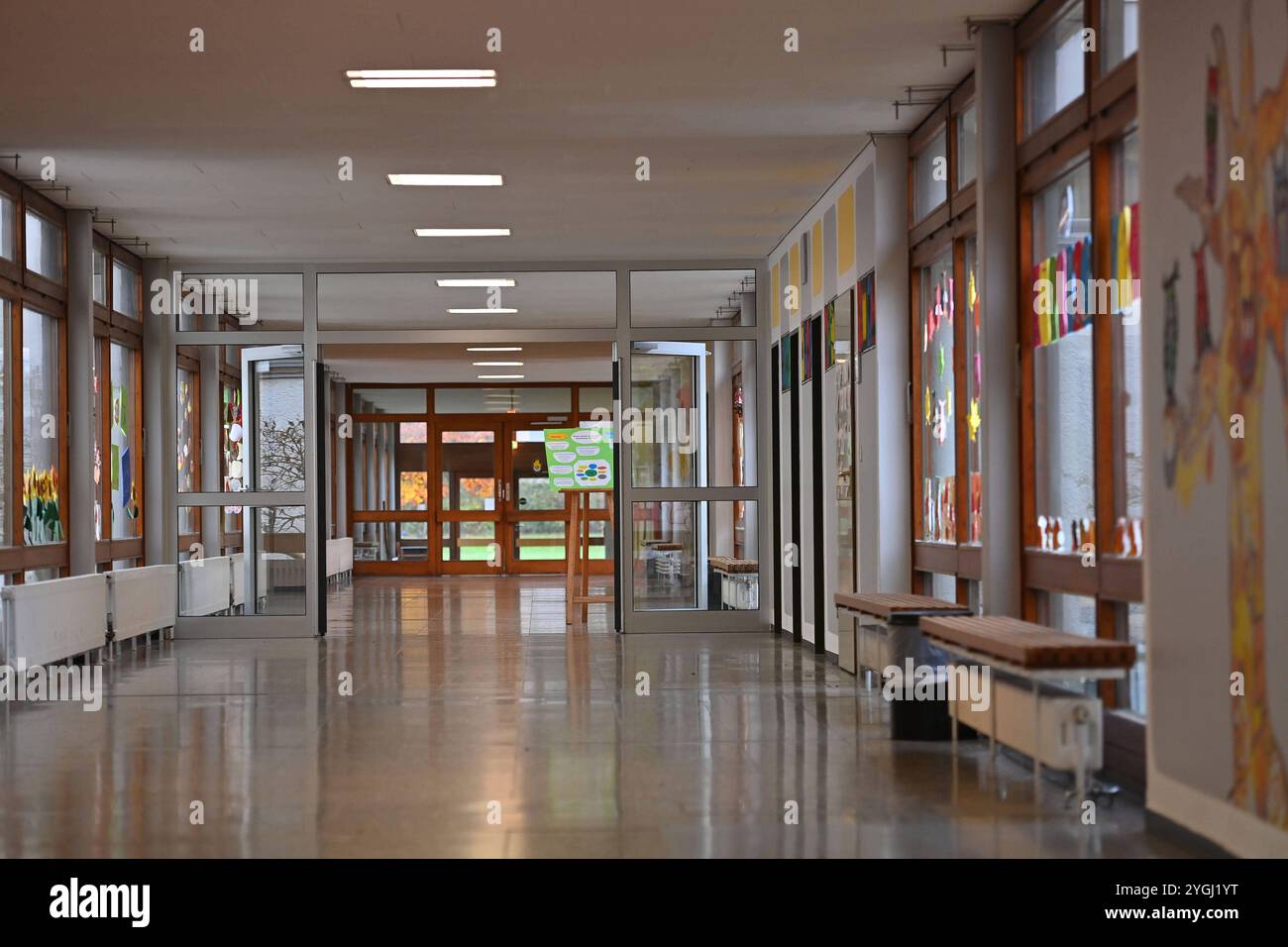 ThemenfotoSchulunterricht an einer Grundschule in Bayern. Leerer Flur ...