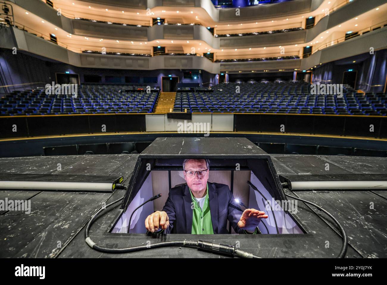 Maestro suggeritore hi-res stock photography and images - Alamy