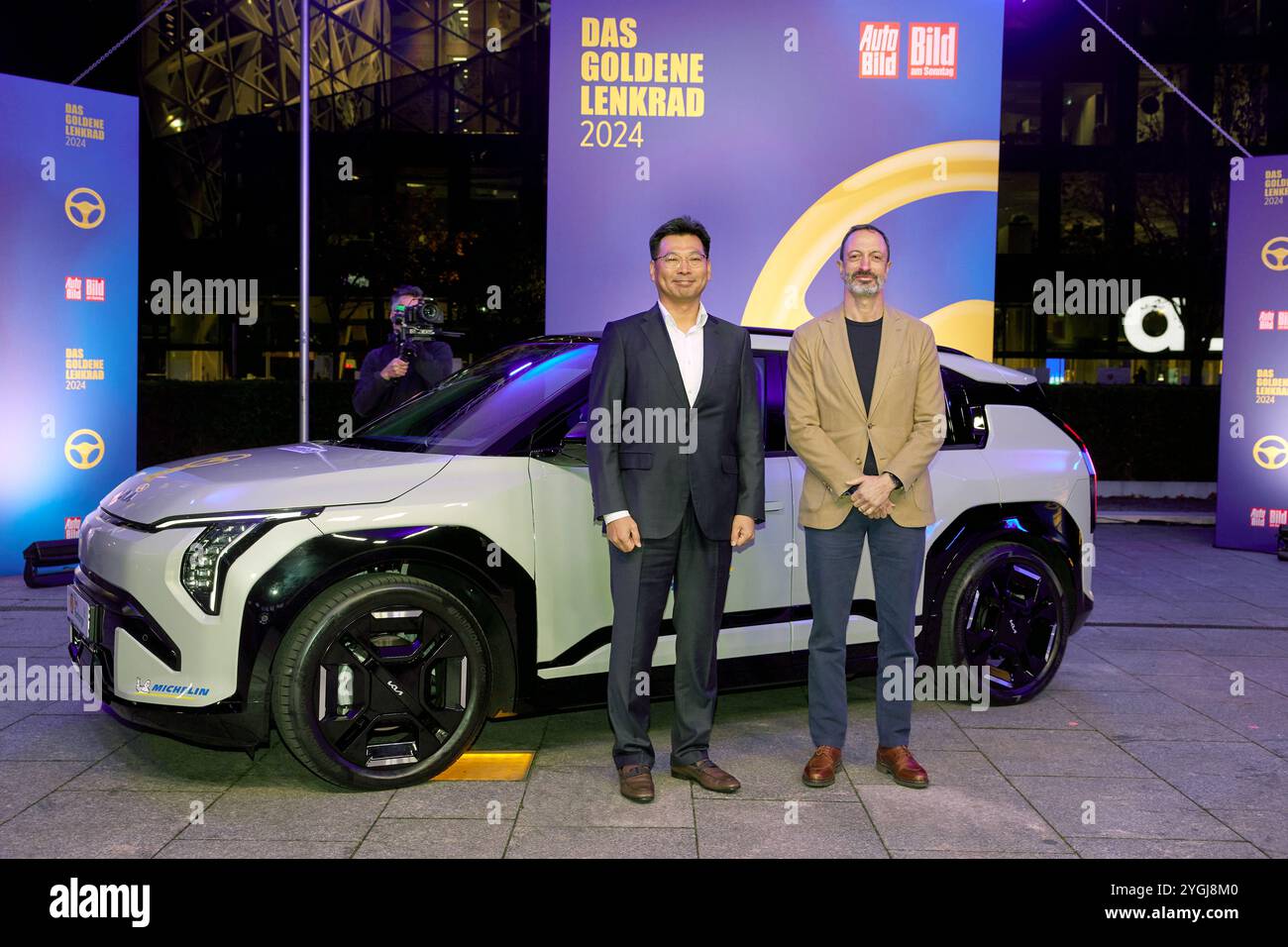 Berlin, Germany. 07th Nov, 2024. Jong Kook Lee (l), CEO of Kia Germany ...