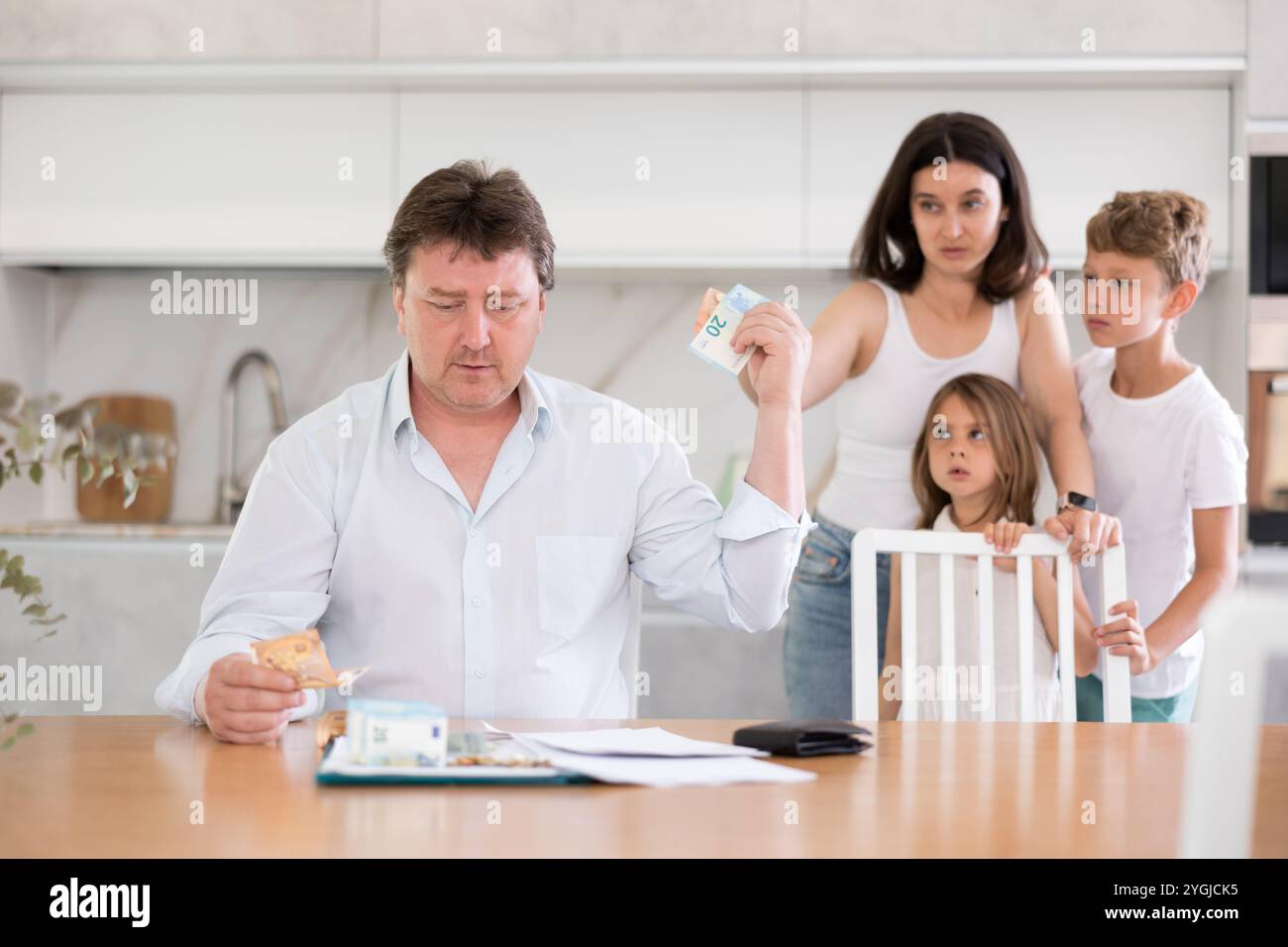 Father giving daughter money hi-res stock photography and images - Alamy