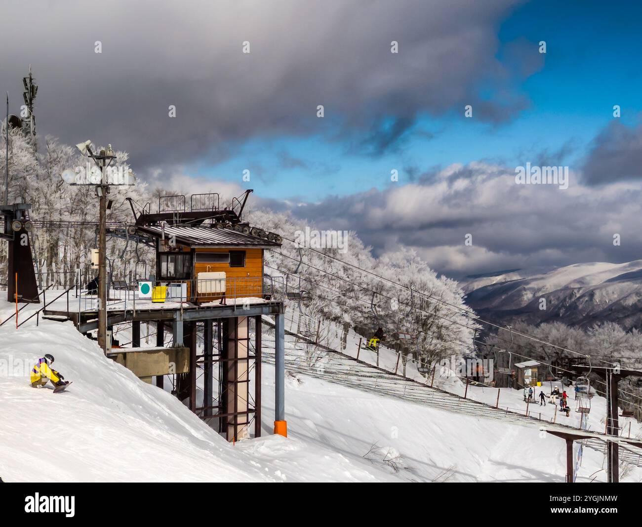 Snowboarders on a piste on a Japanese ski resort in winter (Zao Stock ...