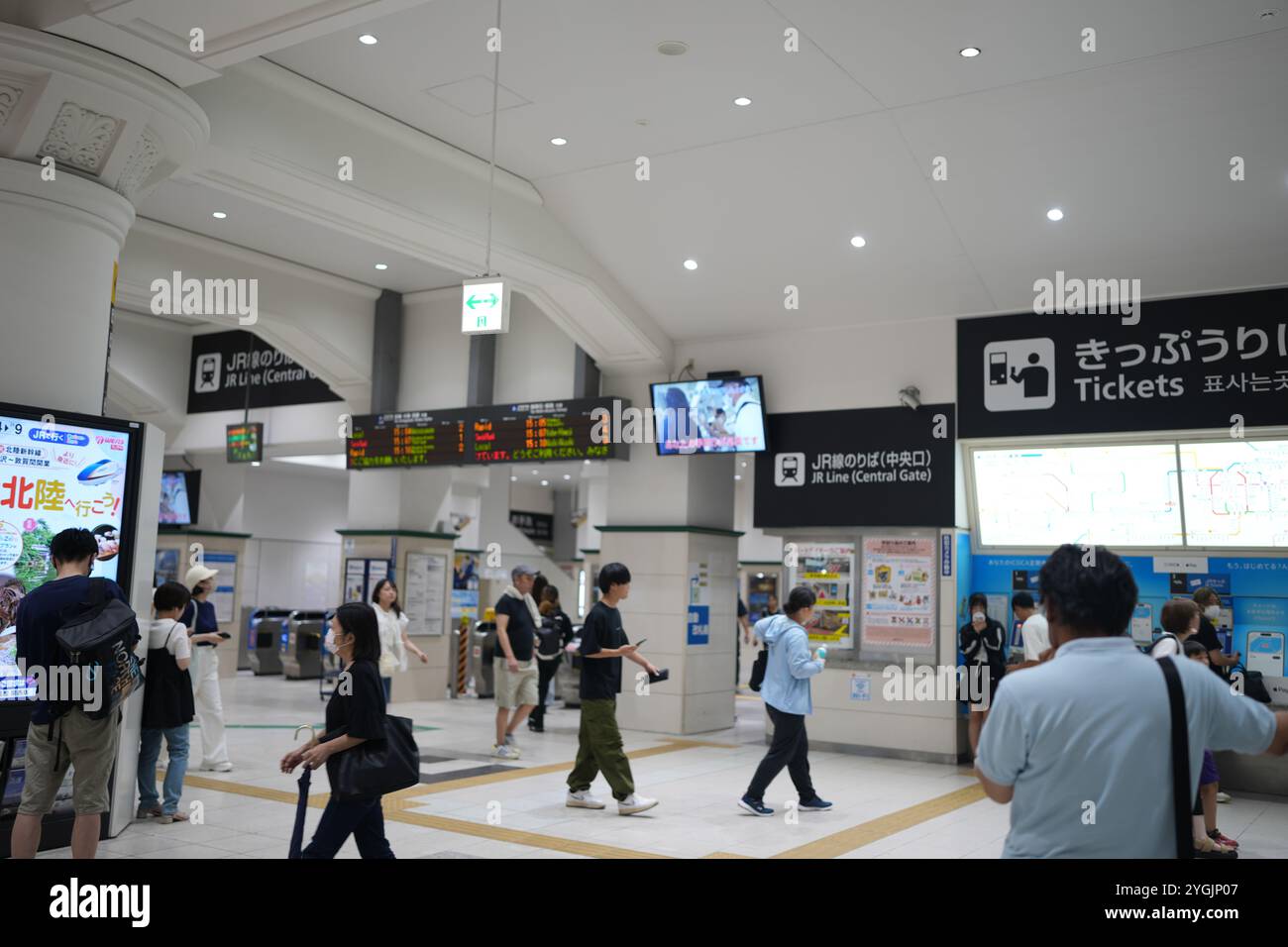 Crowded scene inside Kobe-Sannomiya Station in Sannomiya, Kobe City ...