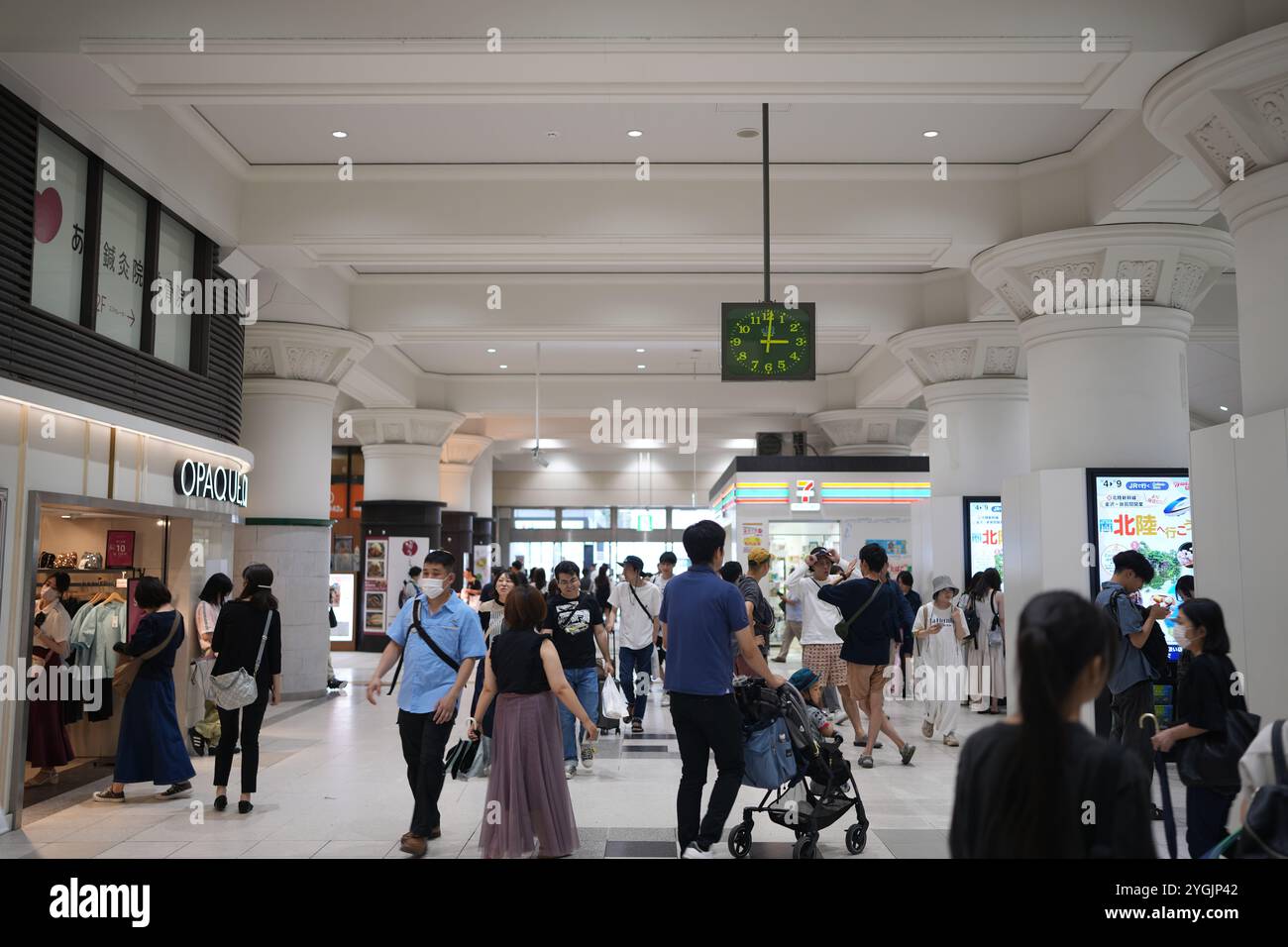 Crowded scene inside Kobe-Sannomiya Station in Sannomiya, Kobe City ...
