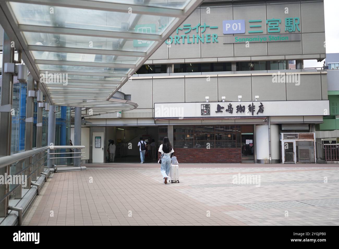 Scene of construction and crowd in front of Sannomiya Station in ...