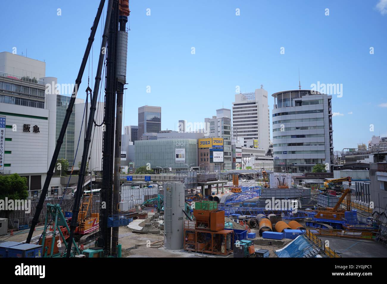 Scene of construction and crowd in front of Sannomiya Station in ...