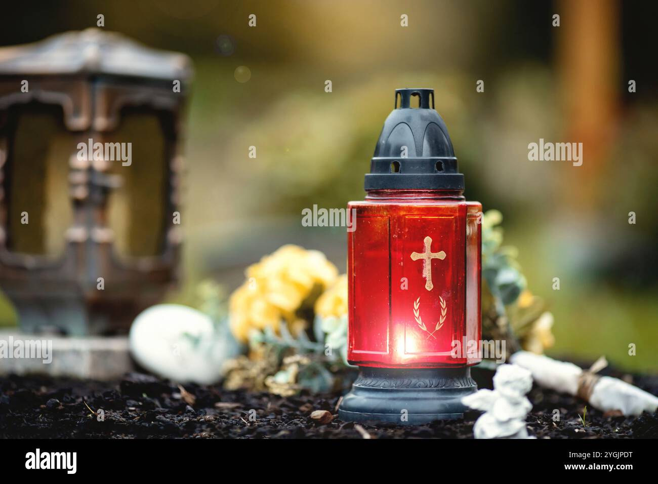 Grave lighting hi-res stock photography and images - Alamy