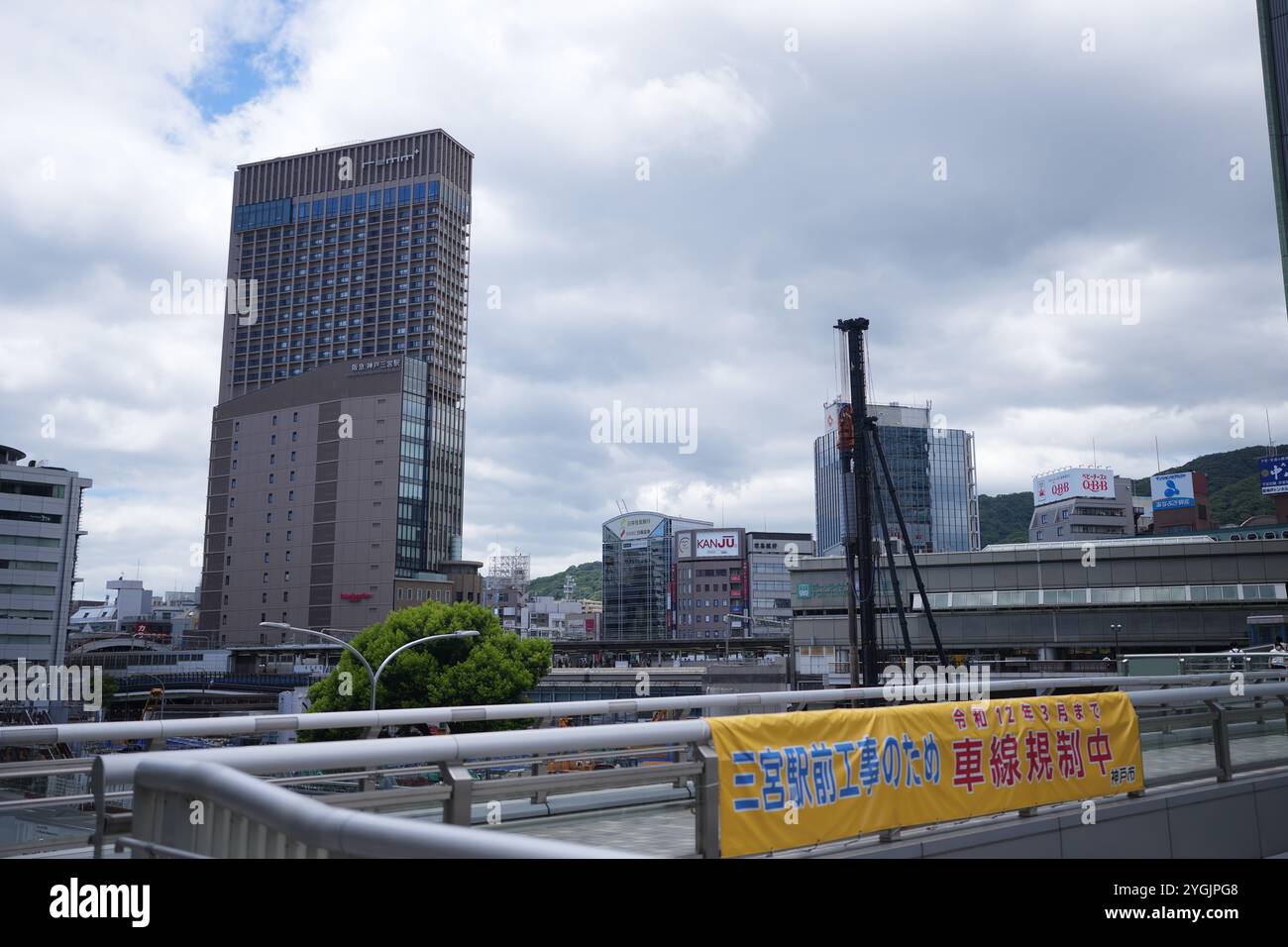 Scene of construction and crowd in front of Sannomiya Station in ...