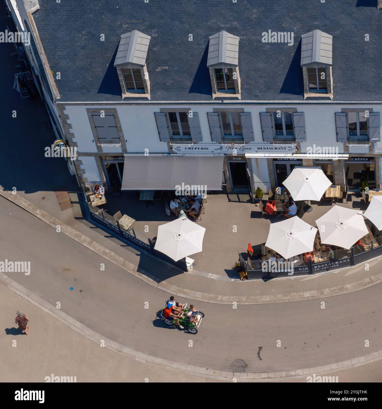 Street cafe awning france hi-res stock photography and images - Alamy