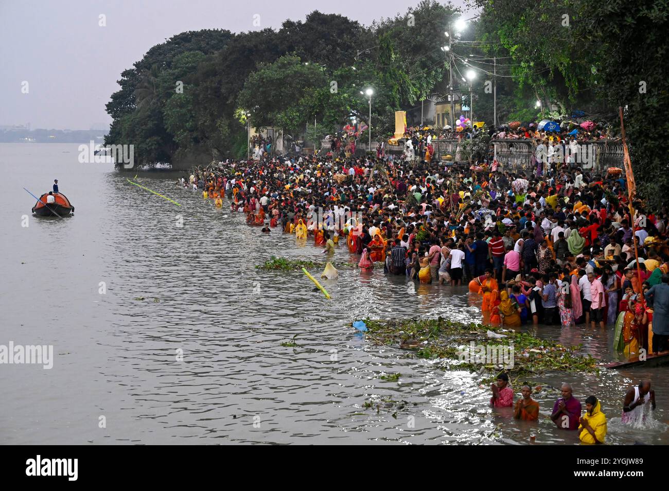 Kolkata, India. 07th Nov, 2024. KOLKATA, INDIA - NOVEMBER 7: Devotees ...