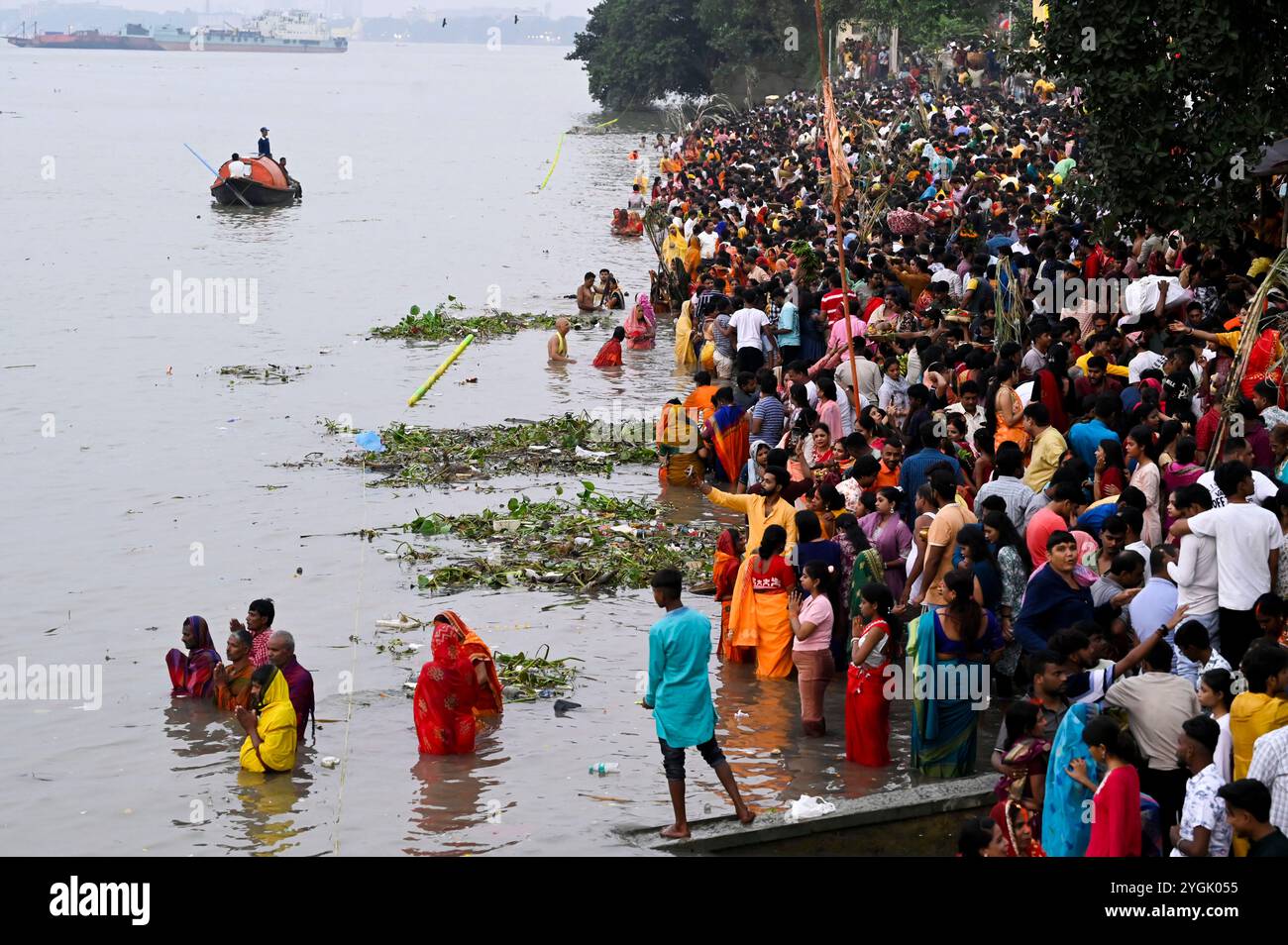 Kolkata, India. 07th Nov, 2024. KOLKATA, INDIA - NOVEMBER 7: Devotees ...