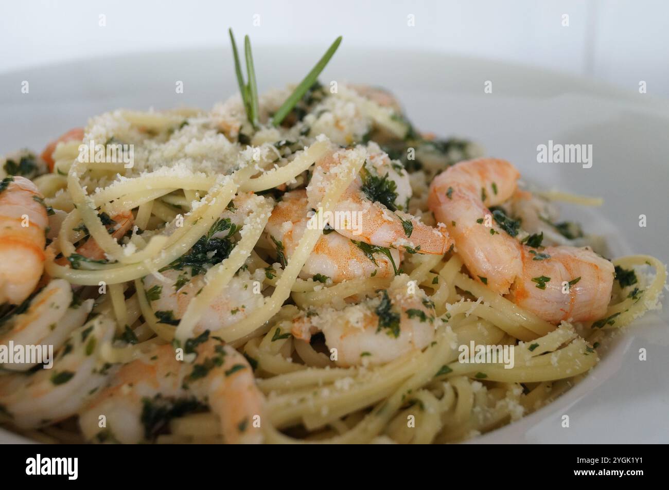 Shrimps with pasta hi-res stock photography and images - Alamy