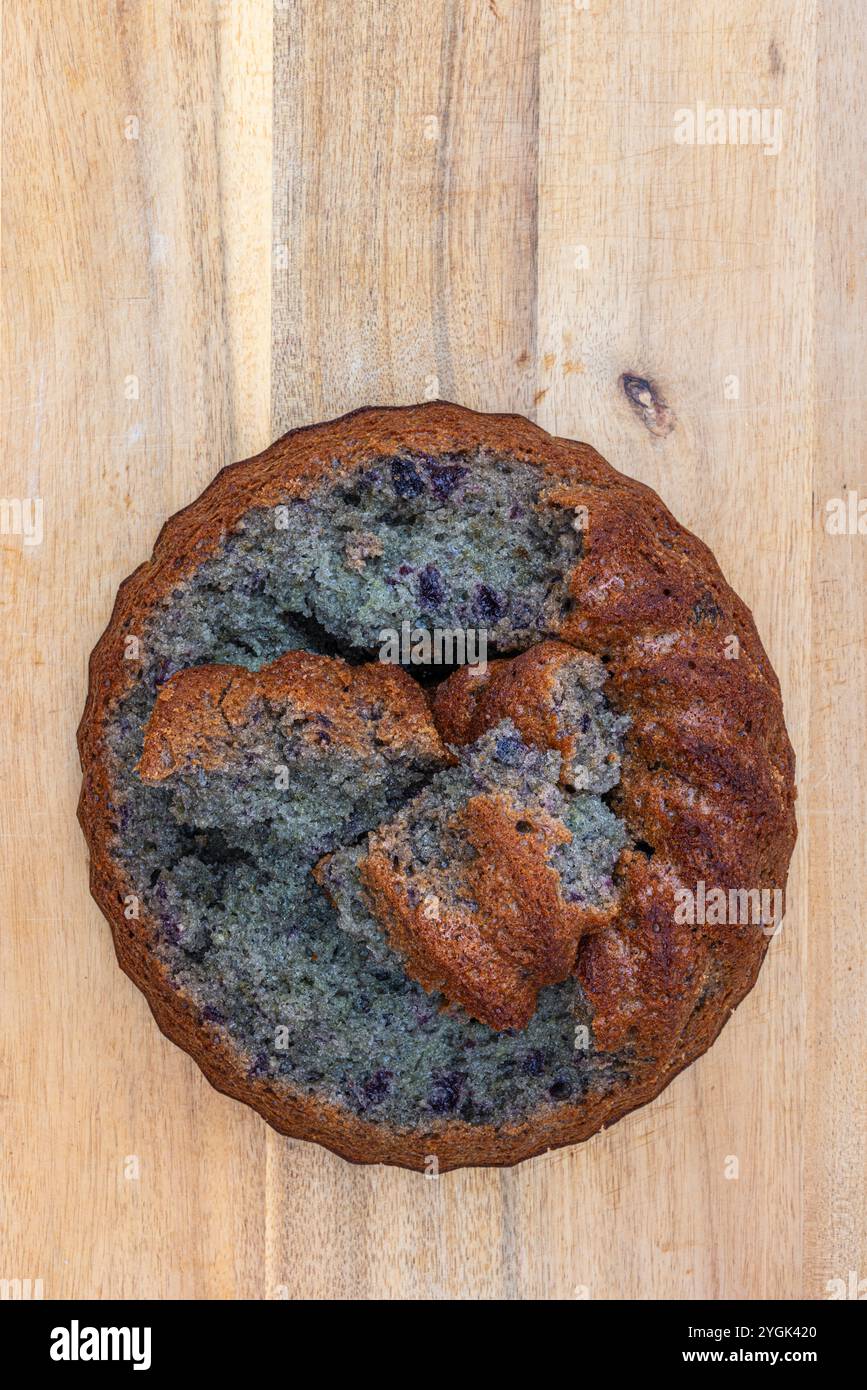 Unwrapped broken cake, misfortune Stock Photo - Alamy