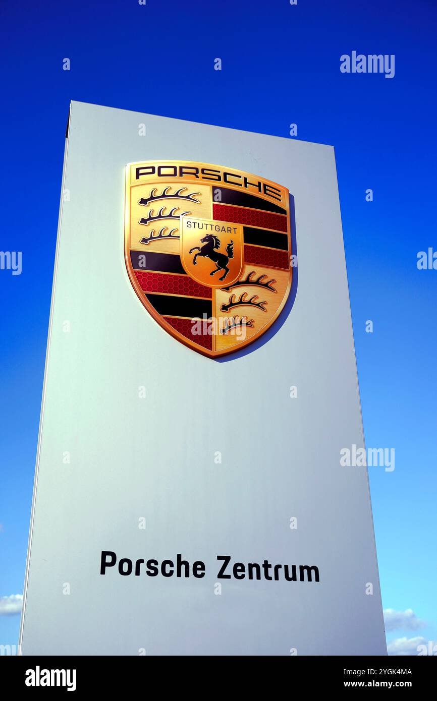 Porsche logo emblem hi-res stock photography and images - Alamy