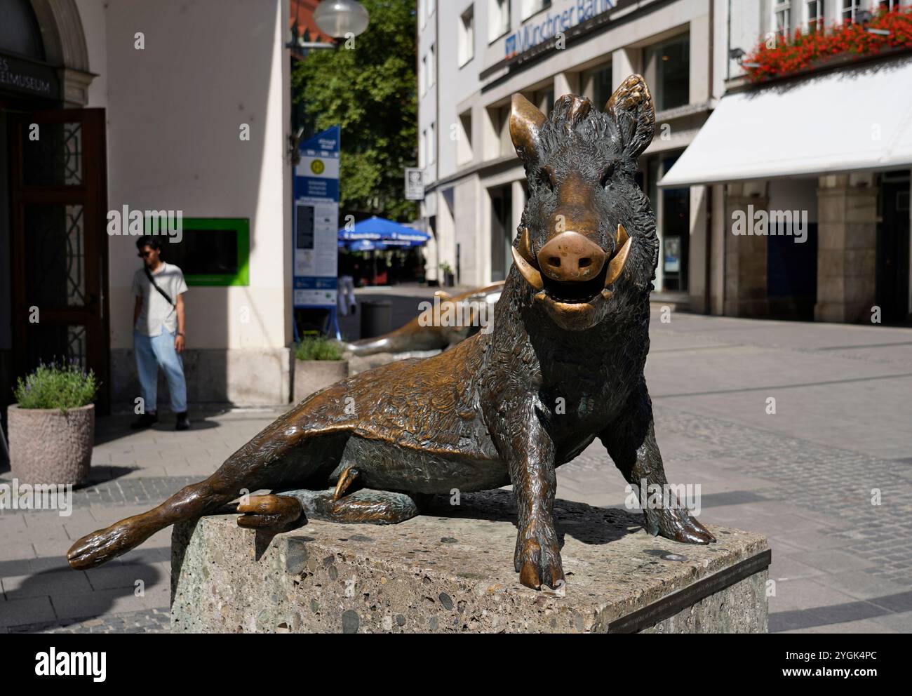 Germany, Bavaria, Munich, pedestrian zone, Neuhauser Straße, bronze ...