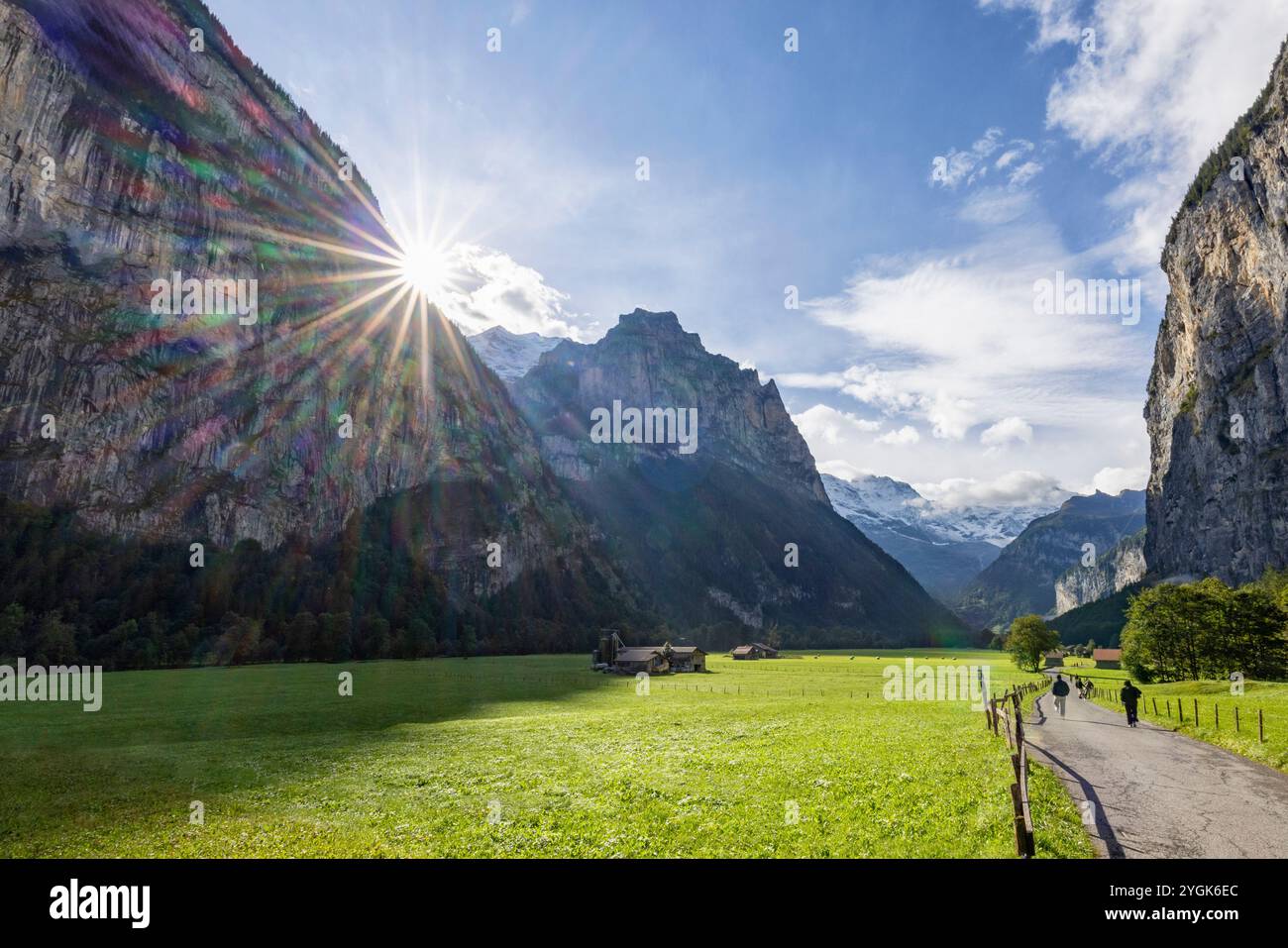 Hiking trail in the Lauterbrunnen Valley in the canton of Bern Stock ...