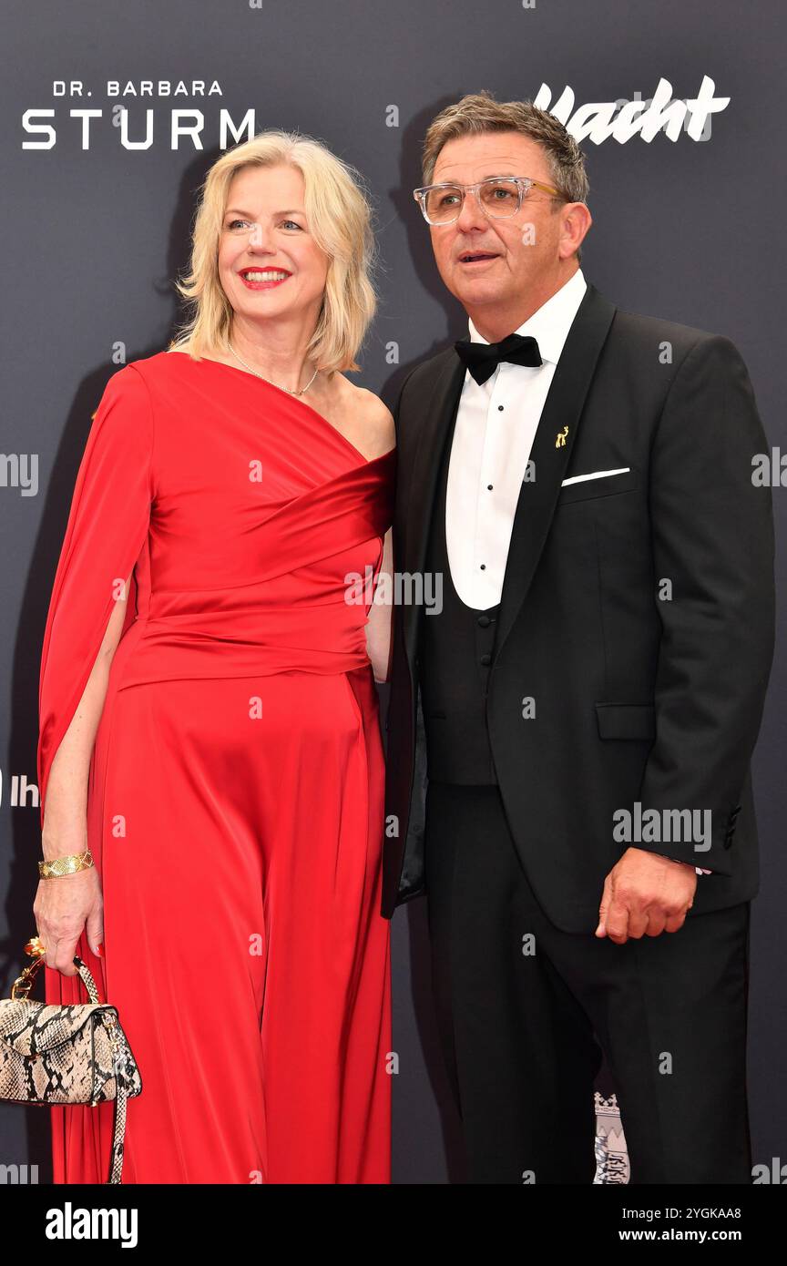 Hans Sigl mit Ehefrau Susanne Sigl bei der 76. Bambi-Verleihung 2024 in ...