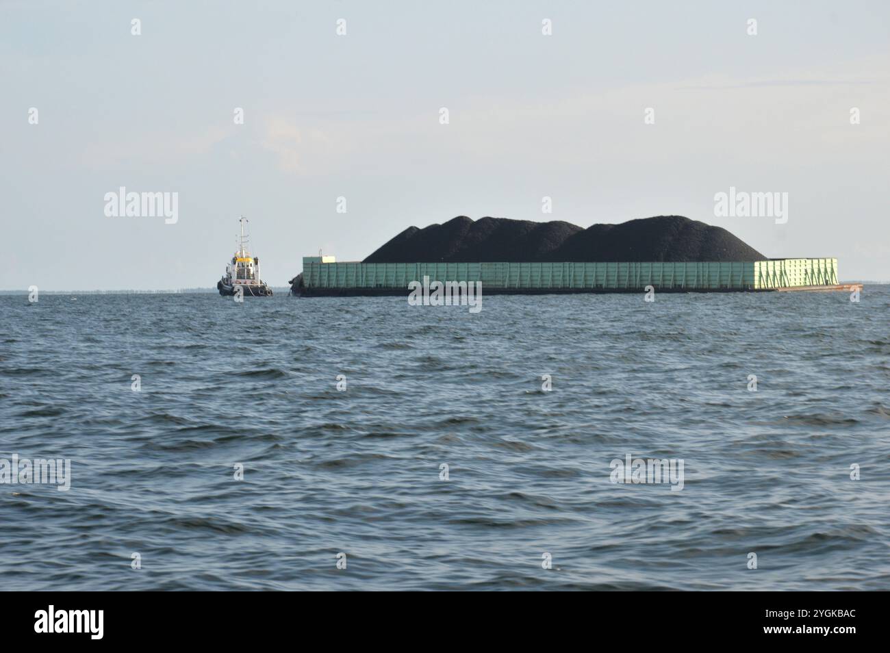 Tugboat pulling shipping container barge hi-res stock photography and ...