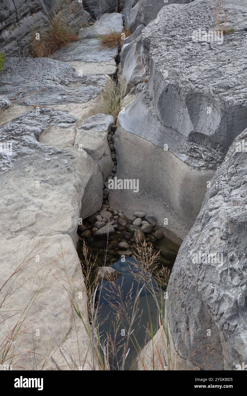 Rocks stuck in a crack due to a drought in Perdenales Falls Stock Photo ...