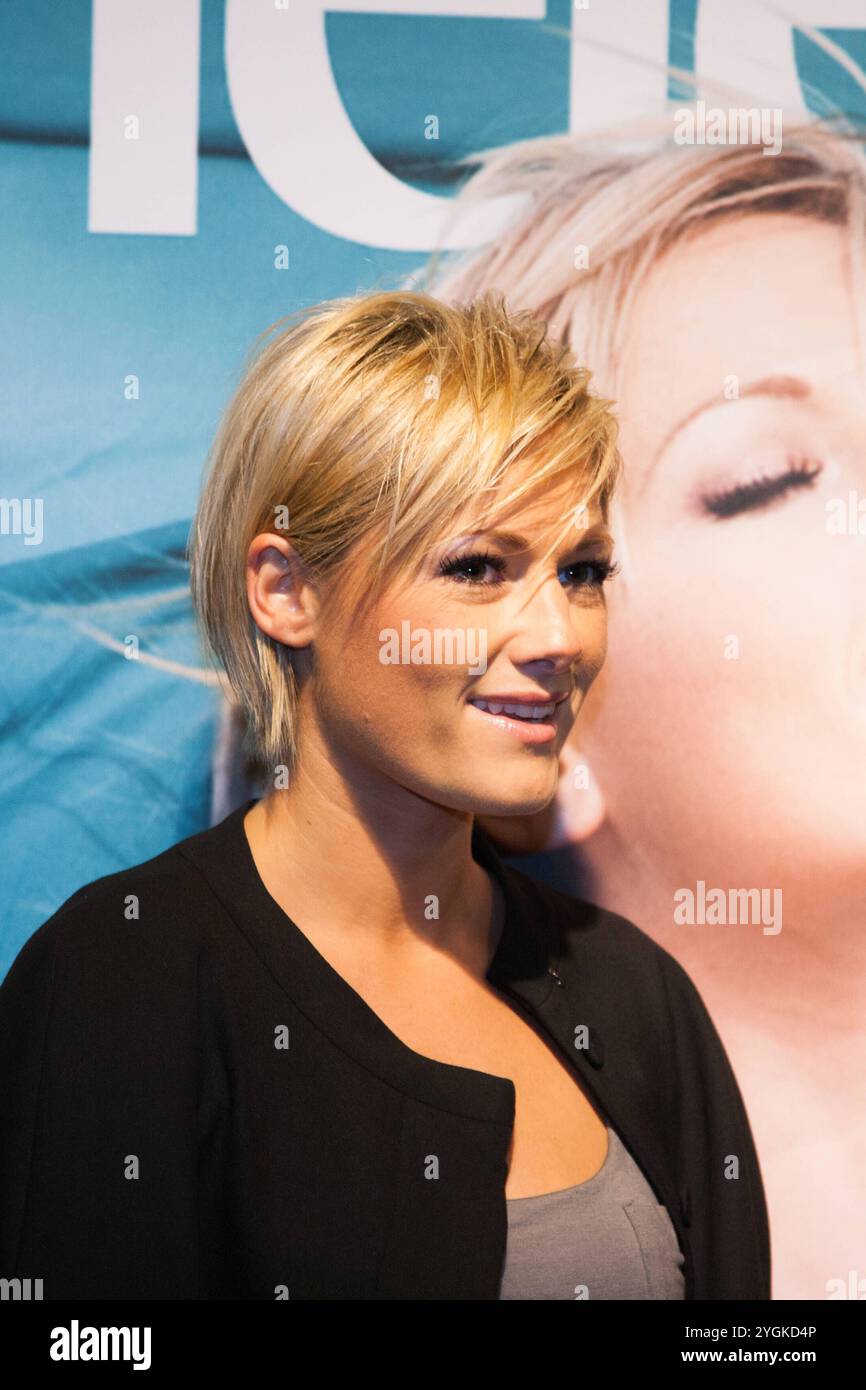 Saengerin Helene Fischer - Autogrammstunde im Karstadt Leipzig ...