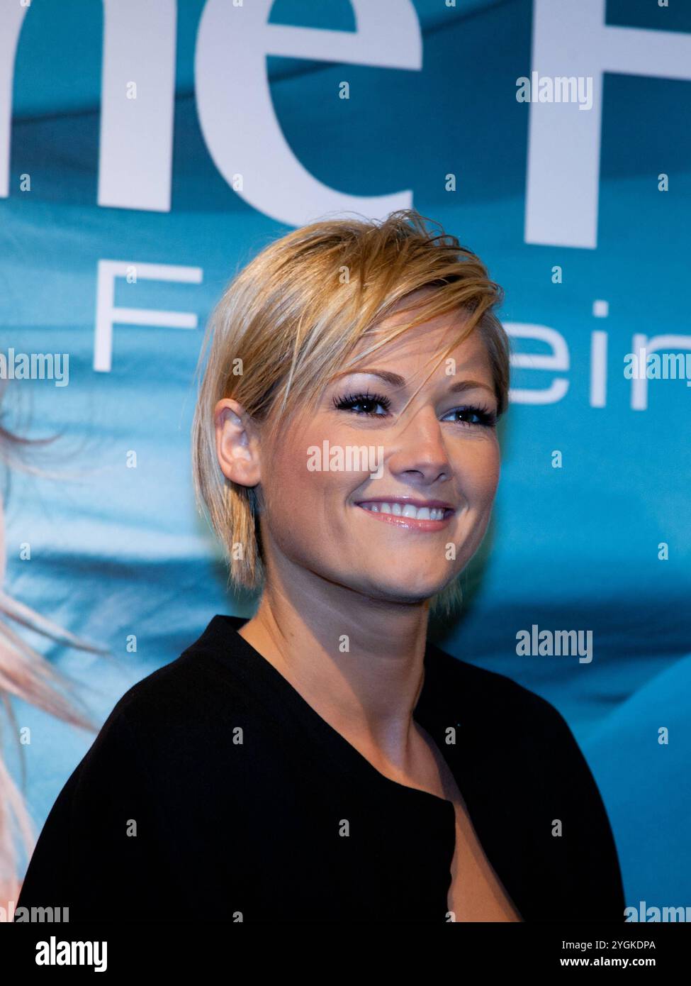 Saengerin Helene Fischer DEU - Autogrammstunde im Karstadt Leipzig ...