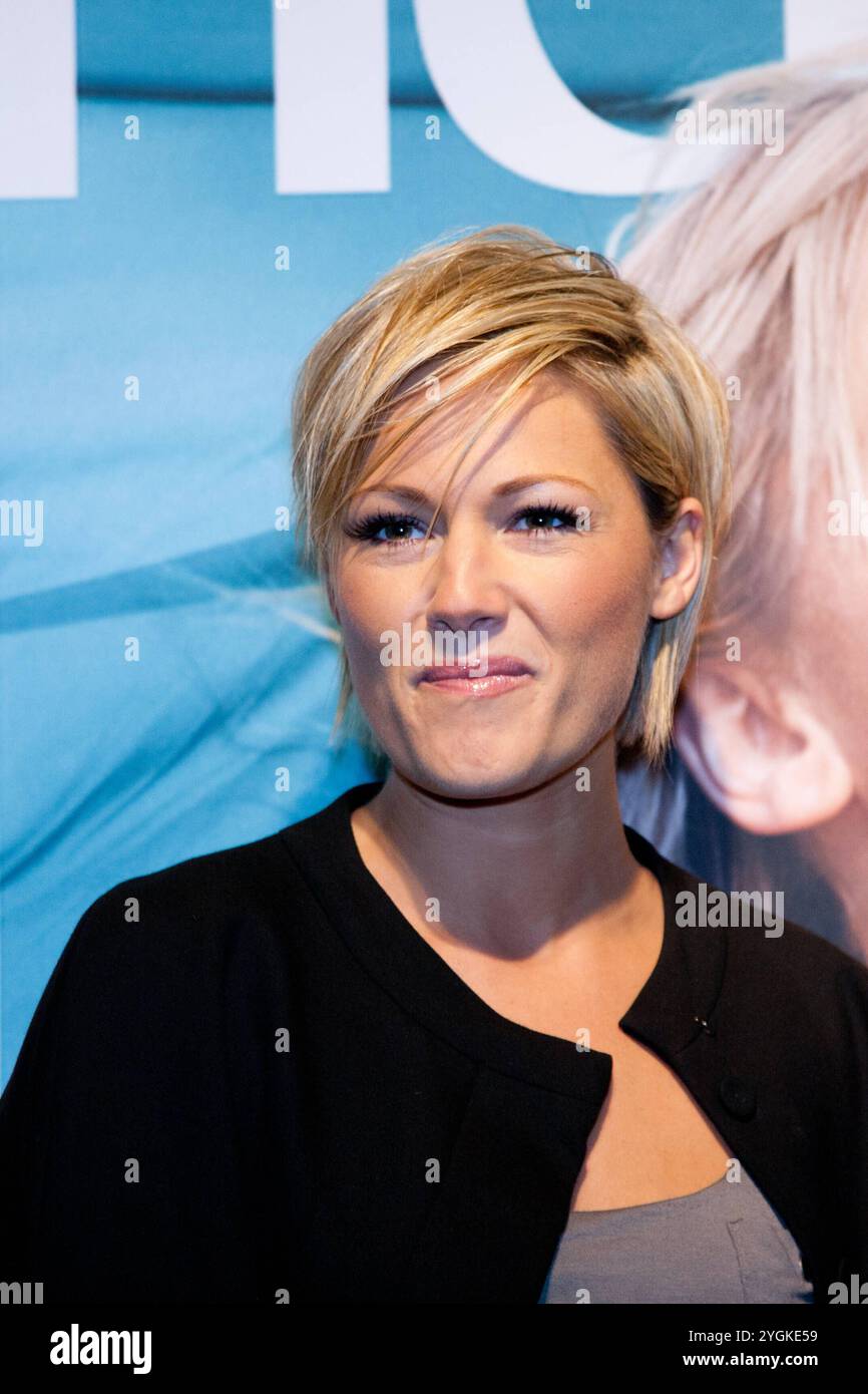 Saengerin Helene Fischer - Autogrammstunde im Karstadt Leipzig ...