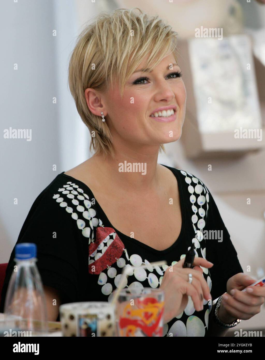 Saengerin Helene Fischer - Autogrammstunde im Elbepark Hermsdorf ...