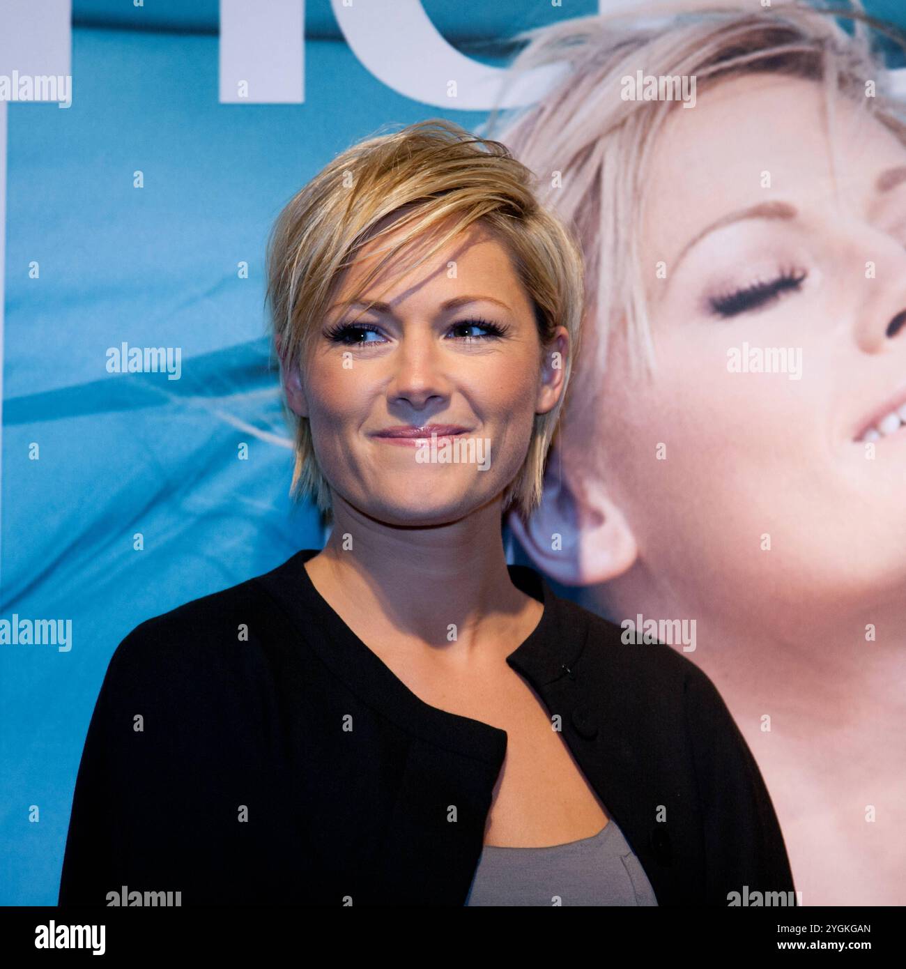 Saengerin Helene Fischer - Autogrammstunde im Karstadt Leipzig ...