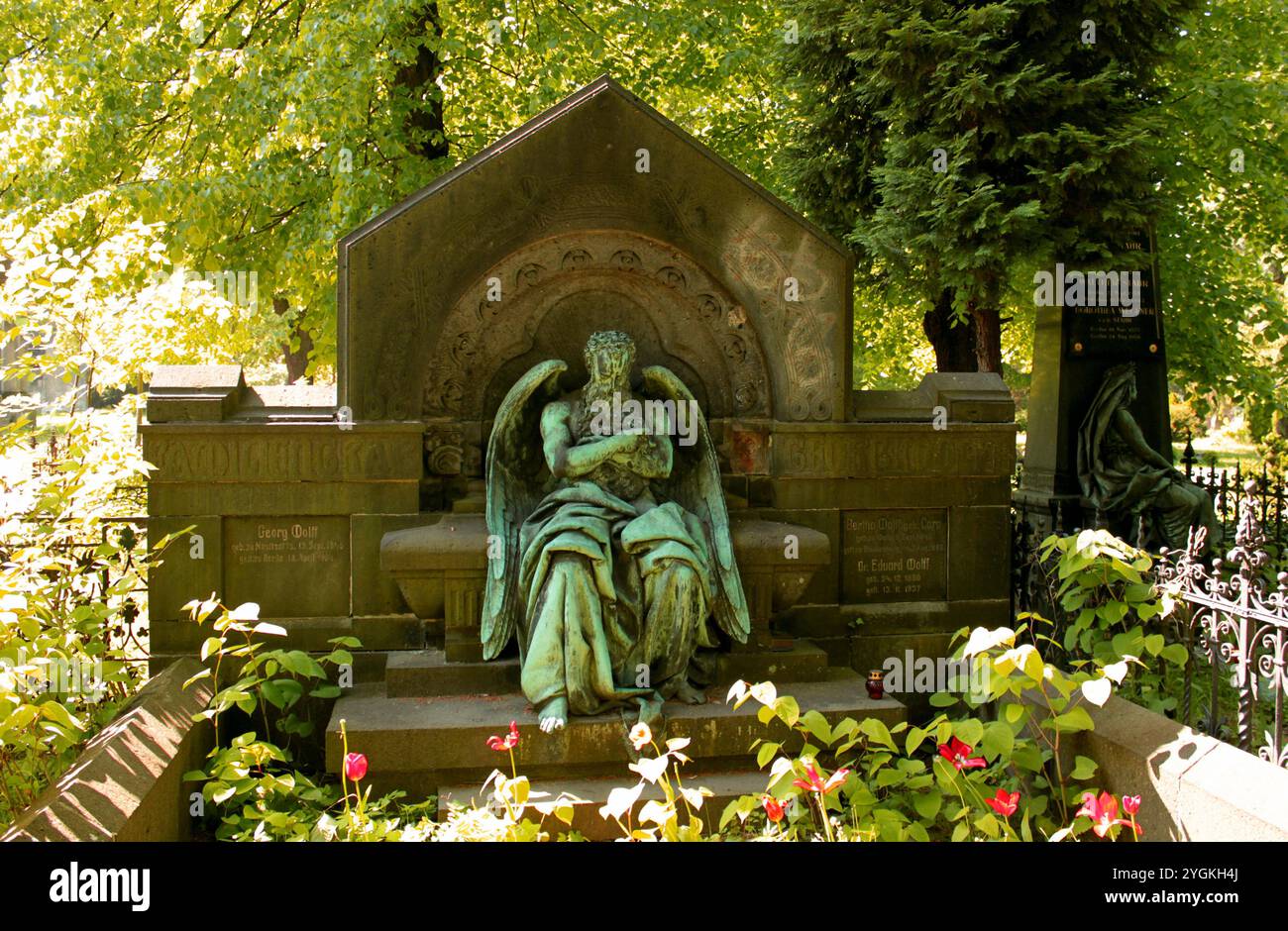 Seated figur hi-res stock photography and images - Alamy