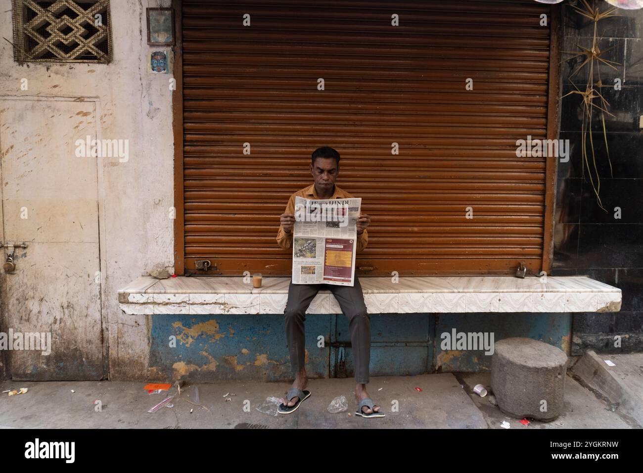 Reading newspaper wide hi-res stock photography and images - Alamy