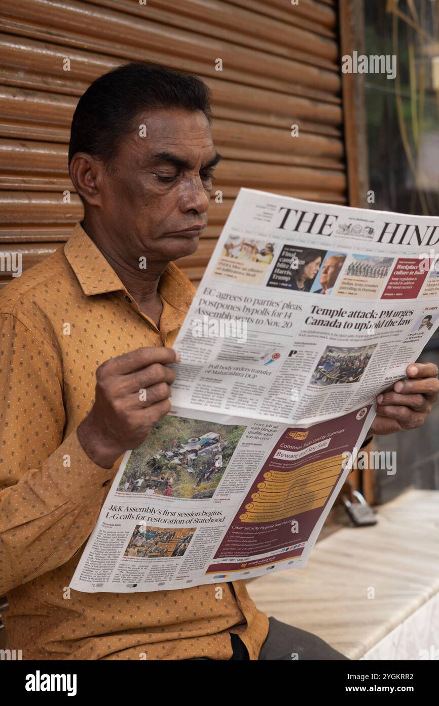 Man Reading newspaper Stock Photo - Alamy