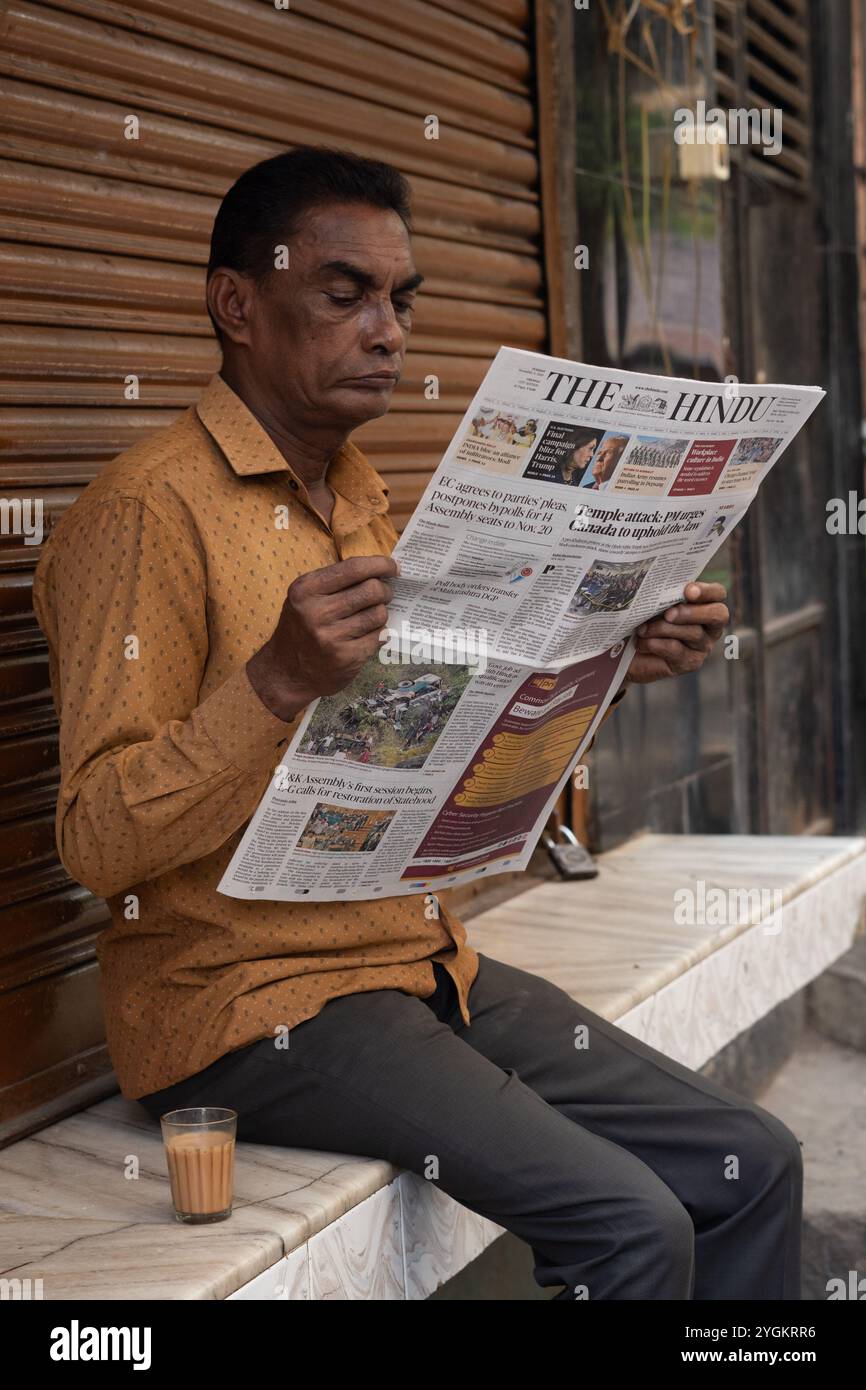 Man Reading newspaper Stock Photo - Alamy
