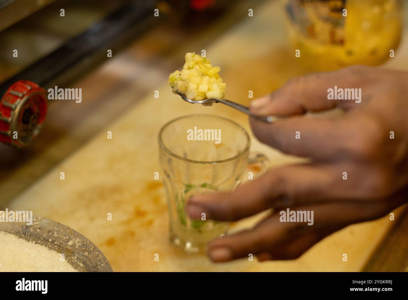 Making lemon tea Stock Photo - Alamy