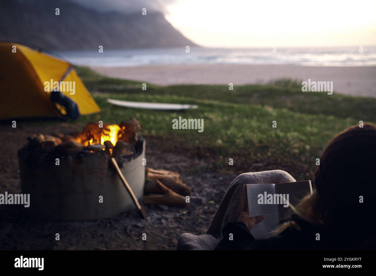 College student reading beach hi-res stock photography and images - Alamy