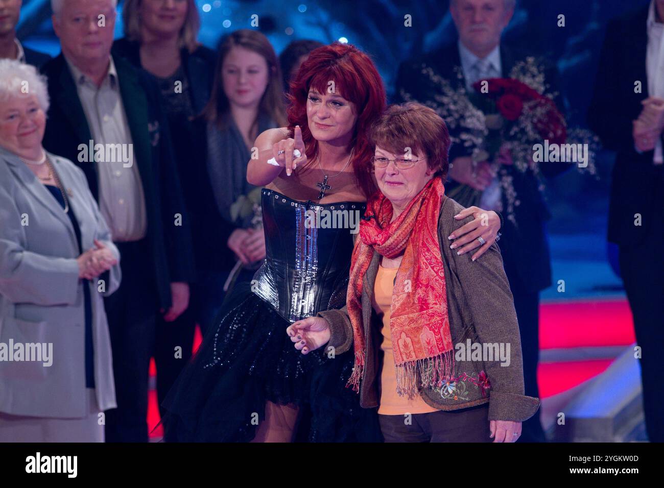 Saengerin Andrea Berg mit Mutter Helga Berg GER im Hintergrund Tochter ...