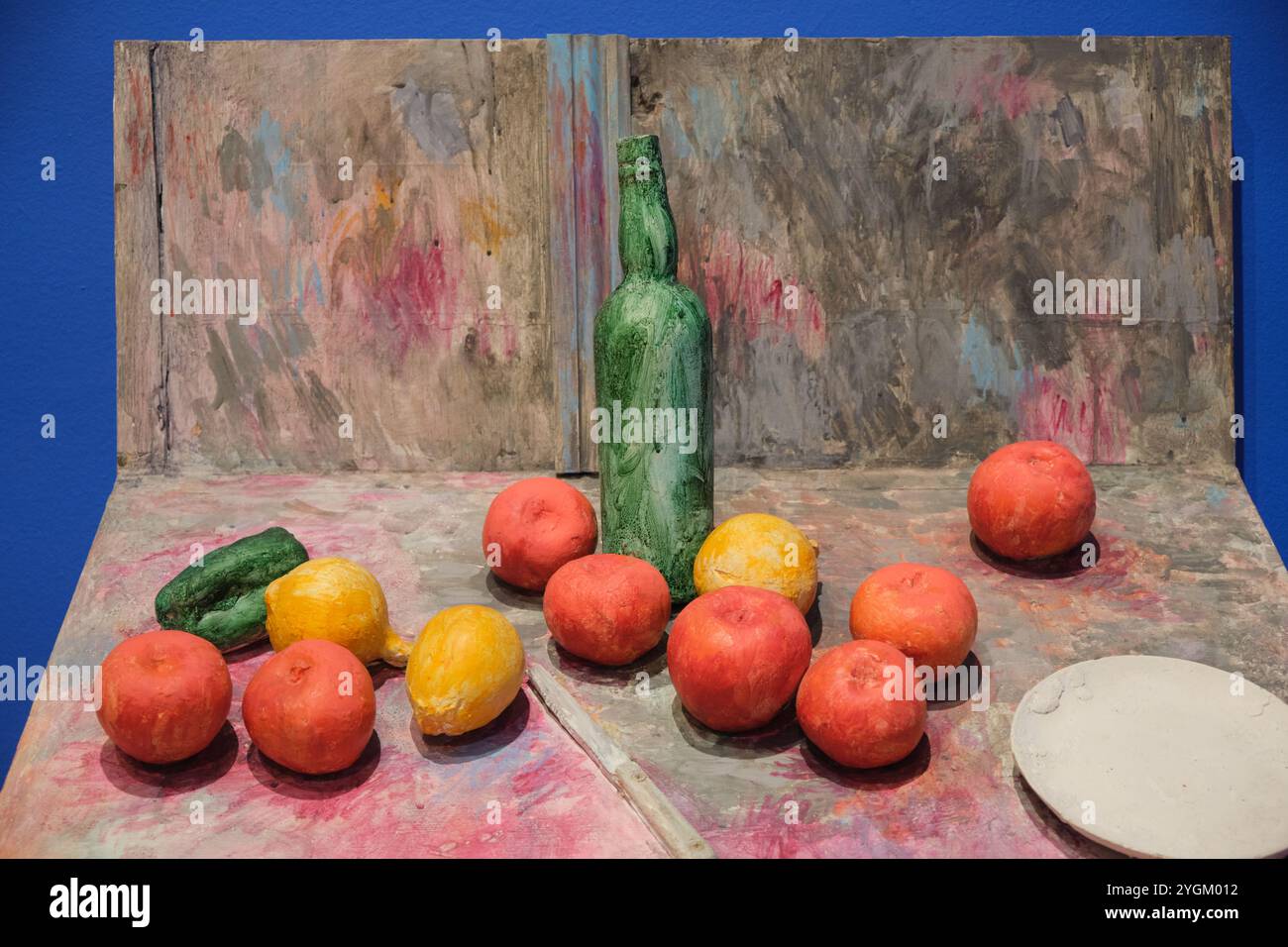 Still life with fruit and bottle hi-res stock photography and images ...