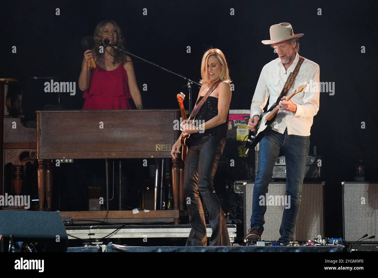 Sheryl crow on stage hi-res stock photography and images - Alamy